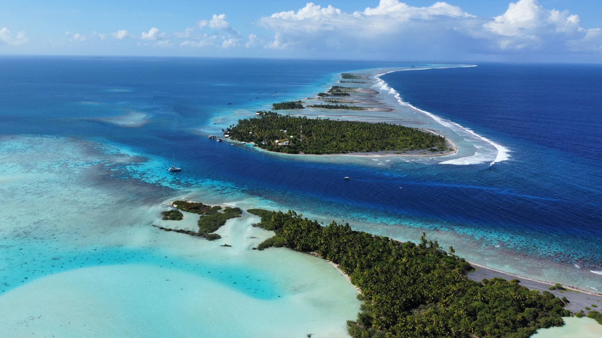 Naveroa skal sejle rundt i Fransk Polynesien hvor skiftende gaster og ...